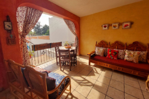 Sunshine Piñata Room at GinaLinn’s Art House - Vibrant Women Homestay